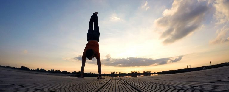 How to Do a Handstand (30-Day Progression Plan)